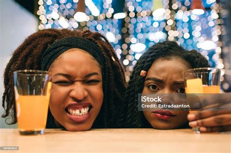 재미 있는 젊은 아프리카 여자 테이블에 머리를 유지 첫 번째 모델 축소합니다 둘째 하나 슬 퍼 보인다 그녀는 손으로 주스의 유리를 개최 곱슬 머리에 대한 스톡 사진 및 기타
