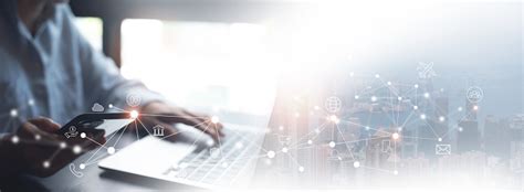 Iot 사물 인터넷 전자 상거래 개념 휴대 전화와 노트북 컴퓨터를 사용하여 인터넷 네트워킹 디지털 마케팅 온라인 쇼핑 클라우드