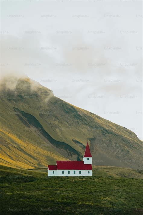 푸른 언덕 위의 빨간색과 흰색 교회 사진 Unsplash의 밭 이미지