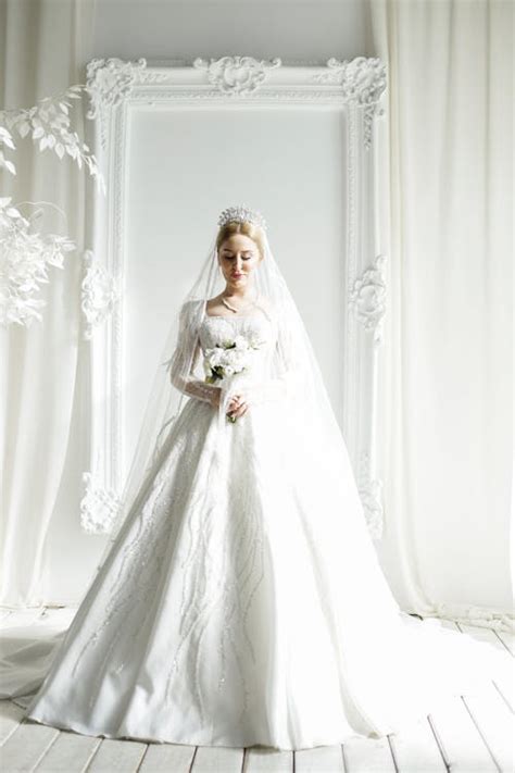 실내 가운 디테일 격식 있는 결혼 사진 결혼식 결혼식 날 구슬 장식 꽃 꽃꽂이 꽃을 들고 신부 끈 낭만적인 독특한 럭셔리 모델 베일 부드러운