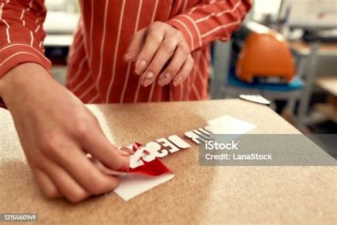 작동하는 단어입니다 티셔츠에 인쇄할 준비를 하면서 광고 스티커에서 백업을 제거하는 여성의 자른 샷 실크 스크린에 대한 스톡 사진 및 기타 이미지 Istock