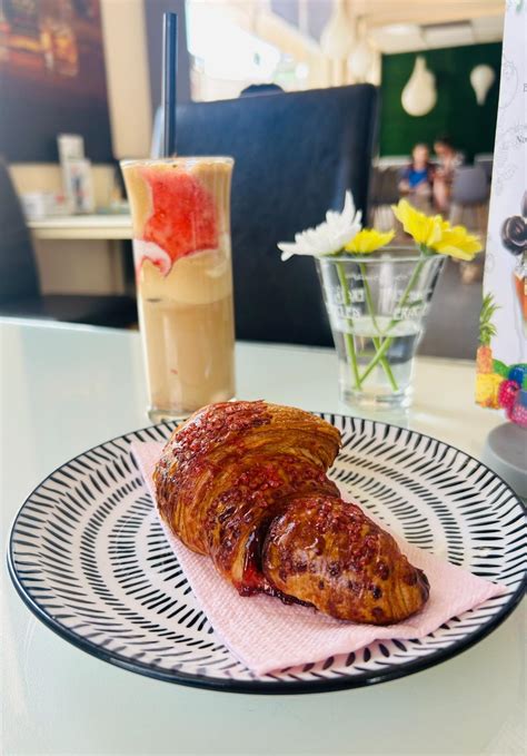 Cafe Cafe Малиново фрапе с топка сладолед And кроасан