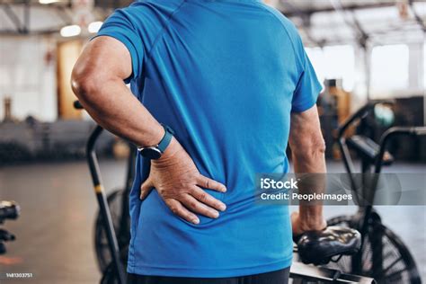 스포츠 헬스장 허리 통증을 앓고 있는 노인 피트니스 스튜디오에서 운동하는 동안 응급 상황 건강 웰빙 및 염증 훈련이나 운동 중에