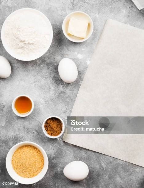 쿠키밀가루 달걀 향료 바닐라 버터 설탕의 제빵에 대 한 성분 보기 상위 공간을 복사 합니다 음식 배경 갈색에 대한 스톡 사진 및 기타 이미지 Istock