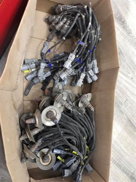 ტოიოტა პრიუსის ნაწილები Toyota Prius Parts იყიდება კატალიზატორის დაჩიკები