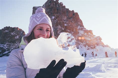 태양에 얼음 블록을 가진 여자를 여행 겨울 관광 러시아 바이칼 호수 겨울에 대한 스톡 사진 및 기타 이미지 겨울 관광 관광객 Istock