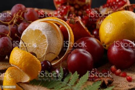 소박한 스타일의 나무 배경에 잘 익은 육즙 과일과 여전히 생활 계절 수확의 개념 건강한 생활방식에 대한 스톡 사진 및 기타 이미지 건강한 생활방식 건강한 식생활 과일