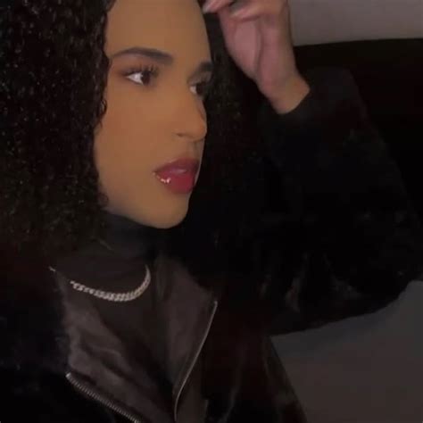 Tavaris Tavaris Loves • Threads Say More