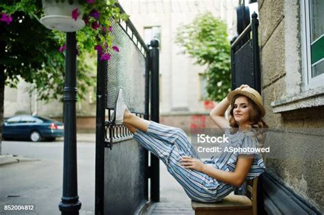 줄무늬 전반적인 포즈 모자와 거리에 배낭에 아름 다운 모델의 초상화 관광에 대한 스톡 사진 및 기타 이미지 관광 관광 리조트 관광객 Istock