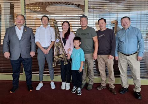 Гавьяат тамирчин М Анхцэцэгийг гурван өрөө орон сууцаар шагналаа