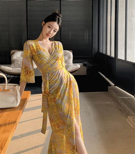 Sm 플라워 프린트 랩 홀리 데이 드레스 골드 옐로우 플로럴 프렌치 스타일 쉬폰 레이스 롱 치마 트임 절개 언발 셔링 주름 핀턱 나팔 소매 브이넥 레이스 스커트 여름