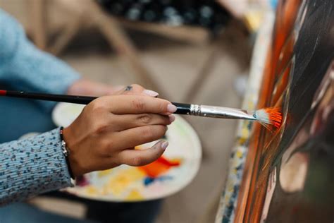 Persona Pintando Imágenes Fotos Y Fondos De Pantalla Para Descargar Gratis