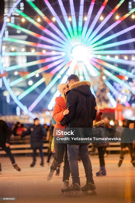 사랑에 빠진 커플 세인트 발렌타인 의 잔치에 대한 낭만적 인 캐릭터 진정한 사랑 저녁에 는 도시 아이스 링크에서 즐거운 커플 스케이트장에서 함께 즐기는 행복한 로맨틱 한