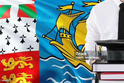 성공적인 학생 교육 개념입니다 세인트 피에르 미 퀠 론 국기 배경에 책과 졸업 모자를 들고 교사 교육 관련 직업에 대한 스톡 사진 및 기타 이미지 Istock