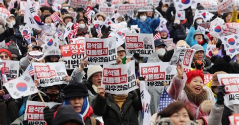 성조기 흔들고 미국 국가 부르고···외신 놀라운 현상 트럼프와 비슷