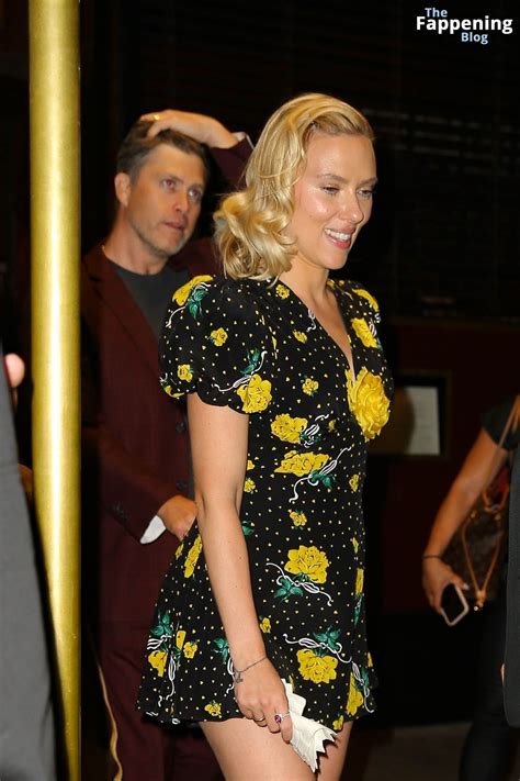 Scarlett Johansson Flaunts Her Sexy Legs At The Asteroid City