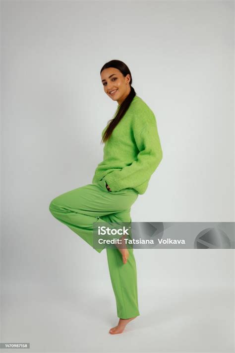 밝은 녹색 단색 의상을 입은 웃는 여자 전체 길이 사진 측면도 흰색 배경 세련된 베이직 복장 20 24세에 대한 스톡 사진 및 기타 이미지 Istock