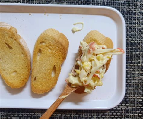 바게트 위에 올려 먹는 오픈 게살 샌드위치 만들기