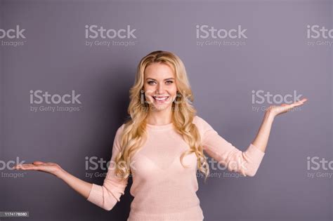 그녀의 초상화 그녀의 좋은 매력적인 매력적인 쾌활한 쾌활한 콘텐츠 물결 모양의 머리 소녀 회색 보라색 보라색 파스텔 색상 배경 위에 고립 된 무게 손바닥에 보이지 않는