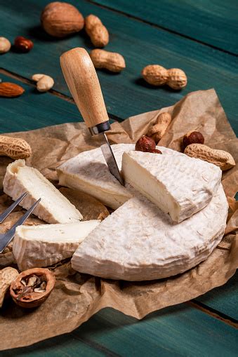 동양 요리의 개념 내셔널 이탈리안 프렌치 카망베르 또는 브리 치즈를 종이와 호두에 곁들인 요리 맨 위 보기 세로 이미지 0명에 대한 스톡 사진 및 기타 이미지 Istock