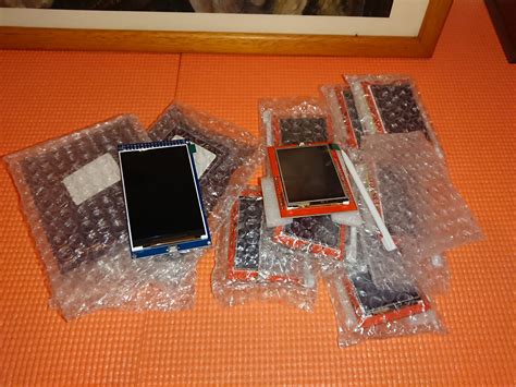 Arduinotaipei 不玩了！arduino Uno用28吋彩色觸控液晶螢幕八塊、arduino Mega用32吋彩色液晶螢幕三塊