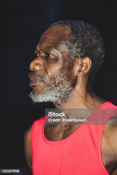 레드 스포츠웨어에서 활동적인 선임 아프리카 계 미국인 남자의 밤 초상화 50 59세에 대한 스톡 사진 및 기타 이미지 50 59세 거리 건강한 생활방식 Istock