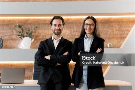 성공적인 지능형 백인 젊은 성인 남성과 여성 사무실 동료 재정 기업가 데스크톱에 서서 공식적이고 세련된 옷 팔을 교차 친절한 미소 짓기 20 24세에 대한 스톡 사진 및