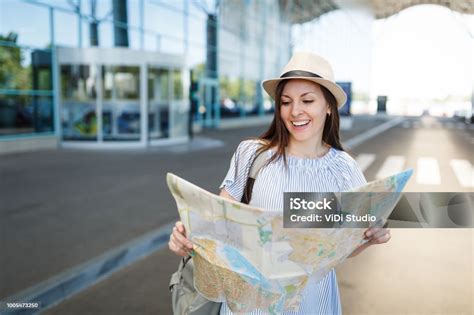 국제 공항에 서는 종이 지도 들고 배낭 모자에 젊은 즐거운 여행자 관광 여자 여성 승객 주말도 주에 여행을 해외 여행 공기 비행 개념입니다 건축에 대한 스톡 사진 및 기타
