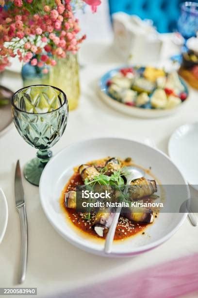 테이블 위에는 음식 접시 숟가락 칼이 있습니다 이 요리는 소스를 곁들인 가지 야채 롤로 구성되어 있습니다 0명에 대한 스톡 사진 및 기타 이미지 Istock