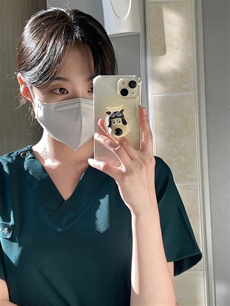 의사도 아니구요 간호사도 아닙니다 간호학생입니다 데이번 출근에 쌩얼초췌피곤이 실습복 으로 근무하고 있으면 의사 선생님이 신 줄 알더라구요 예 그랬음