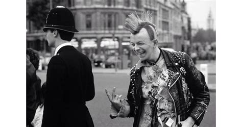 Появи се снимка на Найджъл Фарадж като пънкар