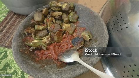 일반적으로 가지 넙치 자체는 코코넛 밀크 샬롯 마늘 켄쿠르 카이엔 고추를 먼저 갈아서 요리합니다 그런 다음 칠리 소스 위에 냄비에 토마토 가지 파스타 소스 가지 토마토