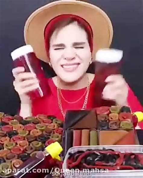 خوردن خوراکی های خشمزه