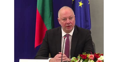 Трима политици за генерала политик Румен Радев