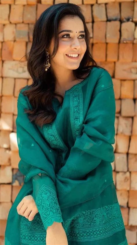 10 Classic Looks Of Raashi Khanna