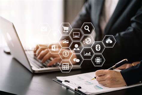 비즈니스 팀 회의 Present새로운 시작 프로젝트와 함께 일하는 전문 투자자 재무 관리자 작업 디지털 태블릿 노트북 컴퓨터 디자인 스마트 폰 2명에 대한 스톡 사진 및