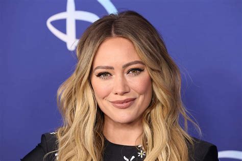 Hilary Duff Wore A Pleated Tennis Skirt On The Court