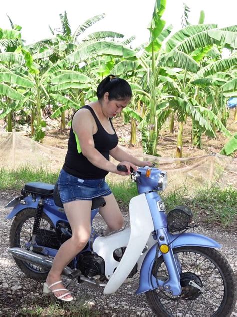 Sexy Lady Driving To The Countryside Kickstart Revving 22 Minutes Vespa Babes