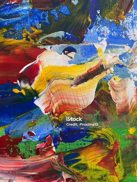 손으로 아크릴 그림을 그립니다 추상적 인 예술적 배경 캔버스에 아크릴 그림 컬러 텍스처 예술 작품의 조각 페인트의 반점과 얼룩 현대 미술 다채로운 캔버스 0명에 대한 스톡