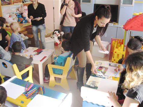 Студенти разказват „Рибарят и златната рибка” на малките онкопациенти уча в Пловдив