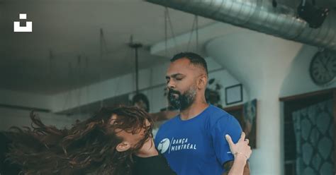 파란색 크루넥 티셔츠와 파란색 데님 청바지를 입은 남자가 갈색 나무 바닥에 앉아 있다 사진 Unsplash의 무료 댄스 이미지