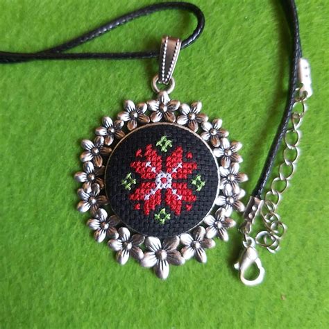 Nо22 Kолие с ръчна бродерия Творим Заедно