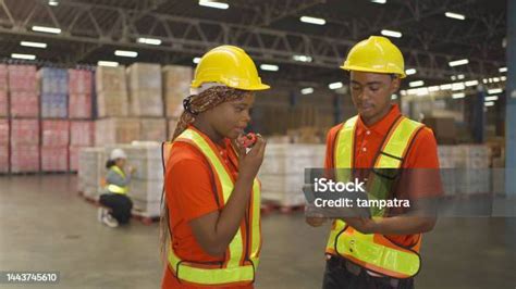 대형 창고 소매점 업계에서 일하는 두 명의 흑인 노동자 팀 재고 보관 랙 전자 상거래 및 물류의화물 내부 창고 사람들의 라이프 스타일 배송 서비스 20 24세에 대한 스톡
