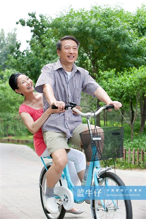 老年夫妻公园内骑自行车 蓝牛仔影像 中国原创广告影像素材