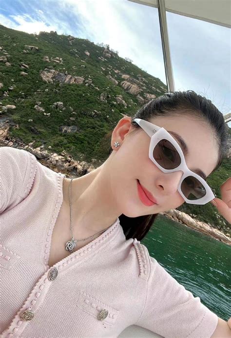 郭富城带妻女过端午 俩女儿颜值超高像双胞胎