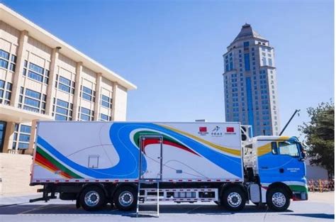 我国首台具有自主知识产权的雪蜡车近日在新疆投入使用凤凰网