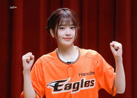 한화 이글스 유니폼 입은 아이브 안유진 유머 움짤 이슈 에펨코리아