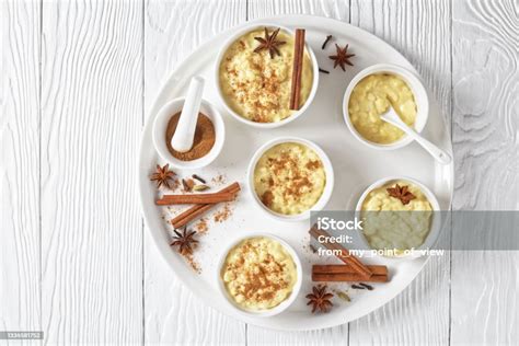 계피와 아니스 스타를 재료로 흰 그릇에 넣고 흰 나무 테이블에 위에서 수평선 평평한 평지 라이스 푸딩에 대한 스톡 사진 및 기타 이미지 Istock