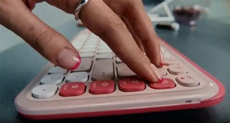 מקלדת אלחוטית Pop Icon לוגיטק Logitech באג