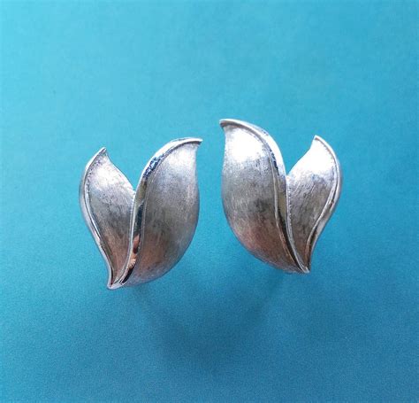 Vintage Jewelry 西洋古董飾品 Trifari 銀色調 雙葉 夾式耳環 老時光角落｜耳環耳夾耳骨夾人氣榜 Pinkoi
